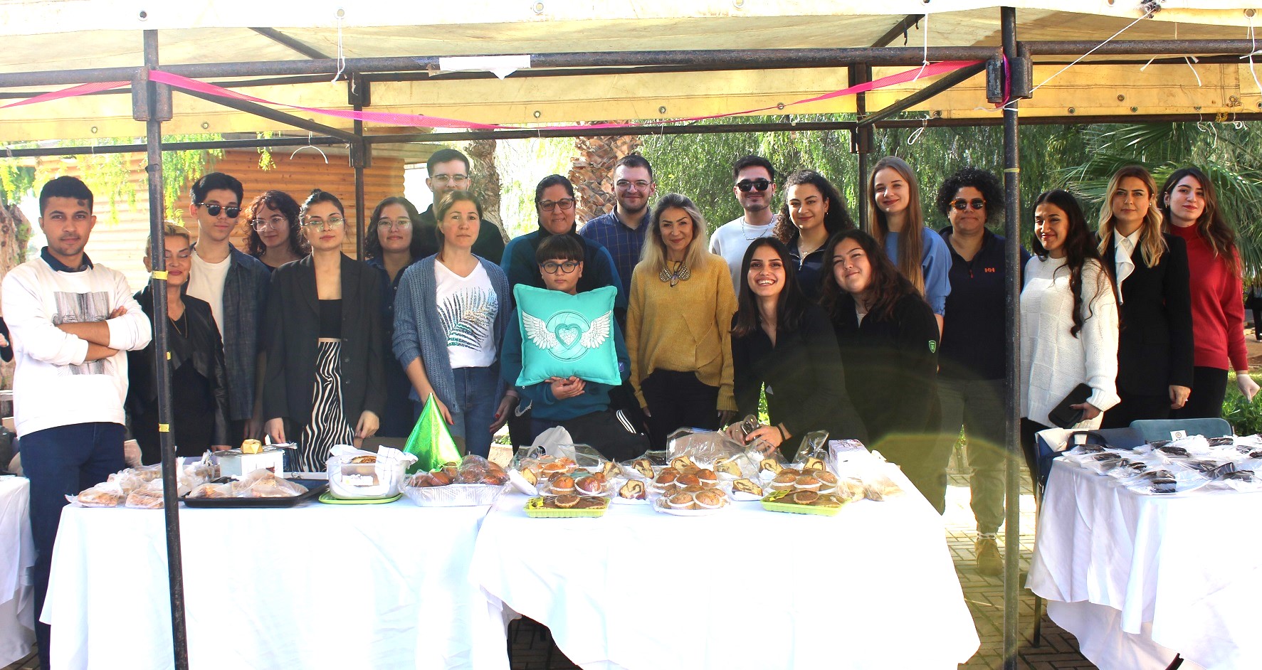 DAÜ Hukuk Fakültesi, Şampiyon Melekleri Yaşatma Derneği İçin Kermes ...