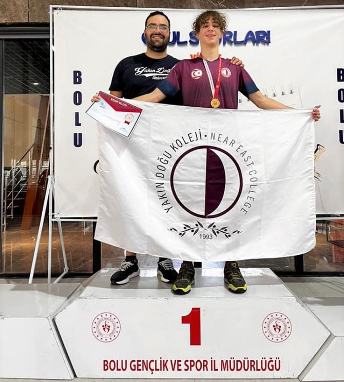 Yakın Doğu Koleji öğrencisi Barkan Can Aykut, yüzmede Türkiye birincisi oldu